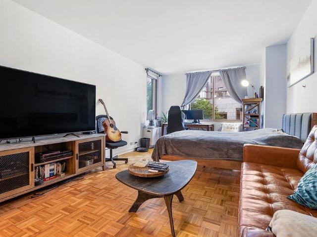 Luxury apartment complex for rent in 350 West 50th Street, New York