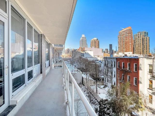 Luxury apartment complex for rent in 5 49 Borden Avenue, Queens, New York