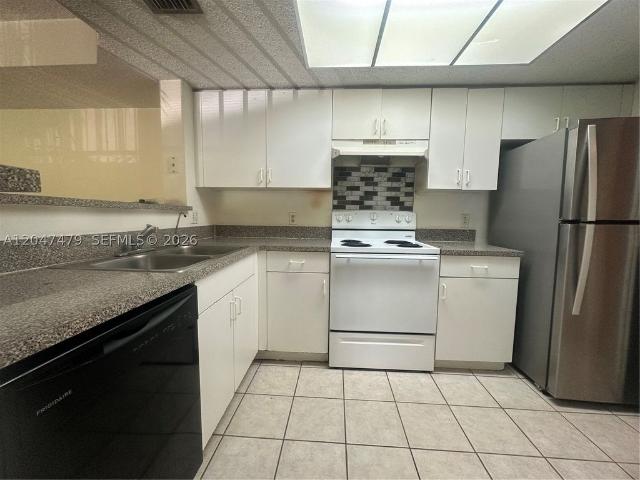 Luxury apartment complex for rent in Coconut Creek, United States