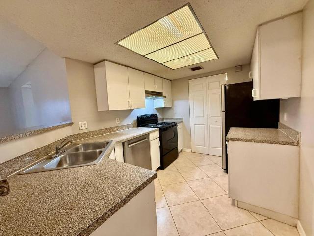 Luxury apartment complex for rent in Coconut Creek, United States