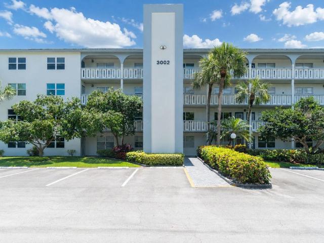 Luxury apartment complex for rent in Coconut Creek, Florida