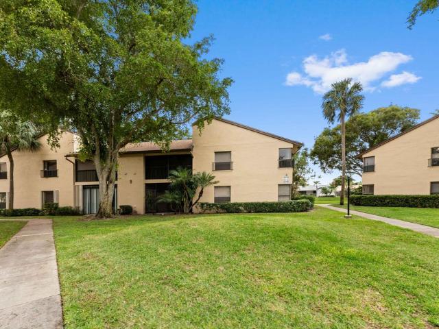 Luxury apartment complex for rent in Coconut Creek, Florida