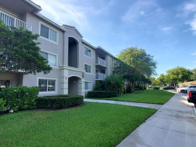 Luxury apartment complex for rent in Coconut Creek, Florida