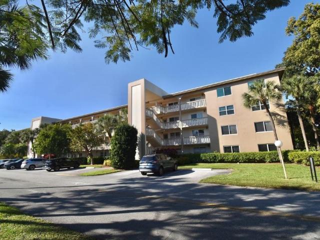 Luxury apartment complex for rent in Coconut Creek, Florida