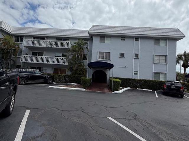 Luxury apartment complex for rent in Coral Gables, Florida