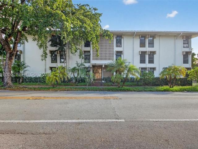Luxury apartment complex for rent in Coral Gables, Florida