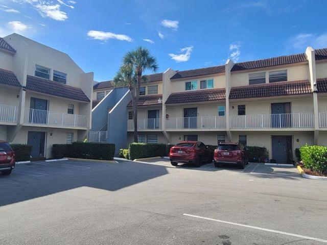 Luxury apartment complex for rent in Coral Springs, United States