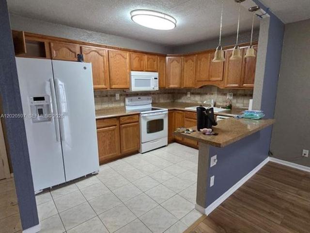 Luxury apartment complex for rent in Coral Springs, United States