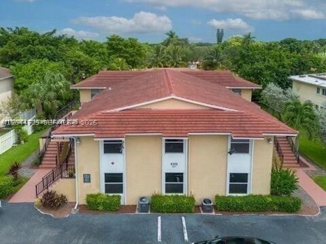 Luxury apartment complex for rent in Coral Springs, United States