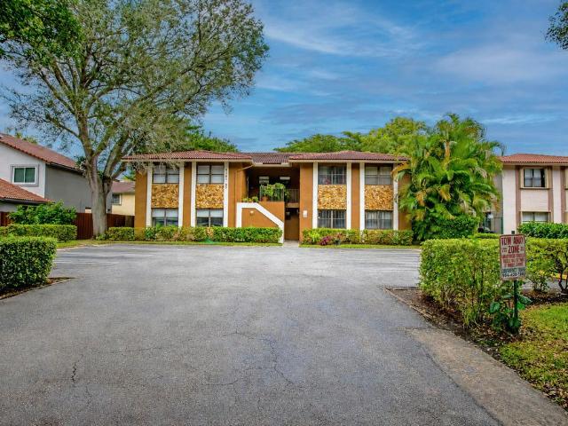 Luxury apartment complex for rent in Coral Springs, United States