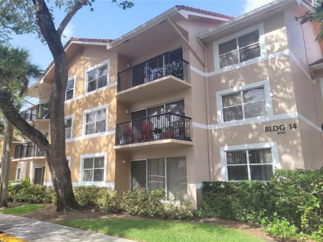 Luxury apartment complex for rent in Coral Springs, United States