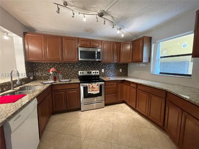 Luxury apartment complex for rent in Coral Springs, United States