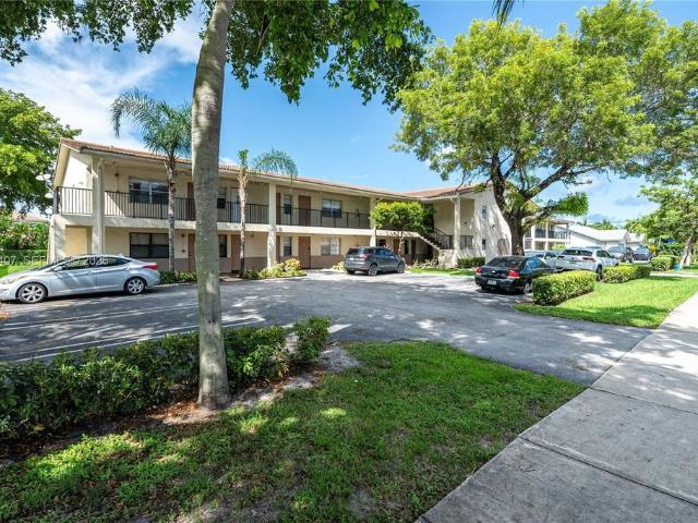 Luxury apartment complex for rent in Coral Springs, United States