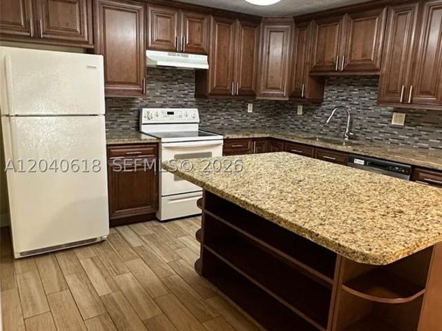 Luxury apartment complex for rent in Coral Springs, United States