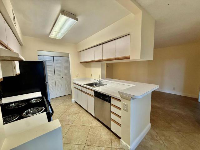Luxury apartment complex for rent in Coral Springs, United States