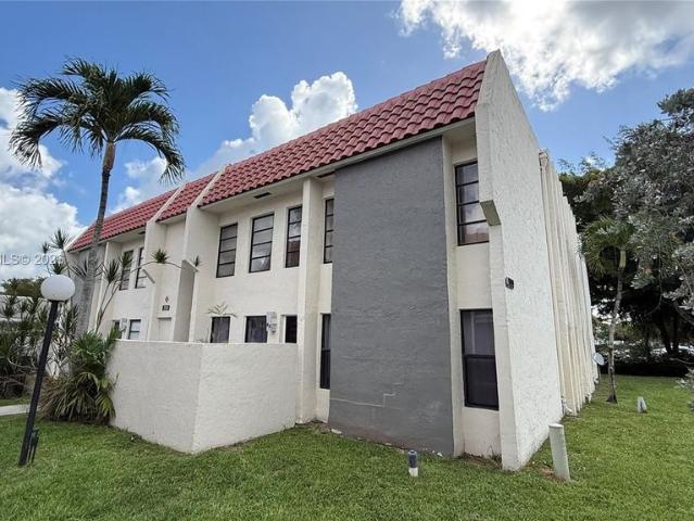 Luxury apartment complex for rent in Coral Springs, United States