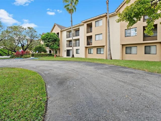 Luxury apartment complex for rent in Coral Springs, Florida