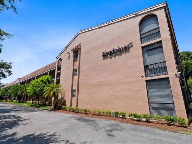Luxury apartment complex for rent in Coral Springs, Florida