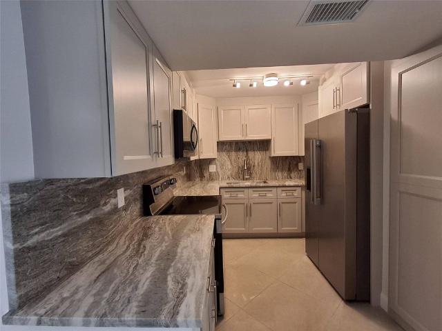 Luxury apartment complex for rent in Coral Springs, Florida