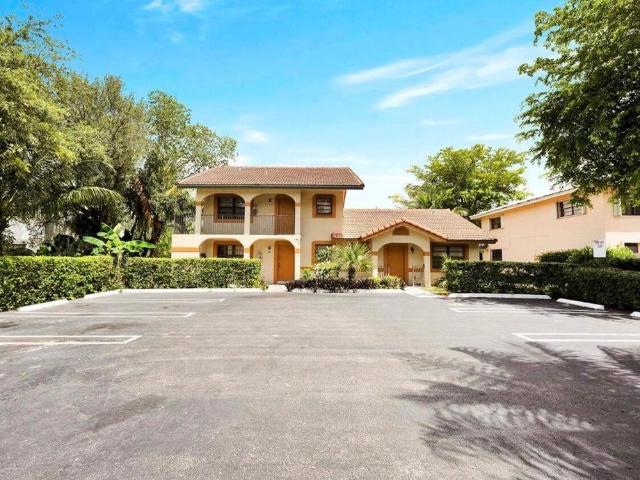 Luxury apartment complex for rent in Coral Springs, Florida