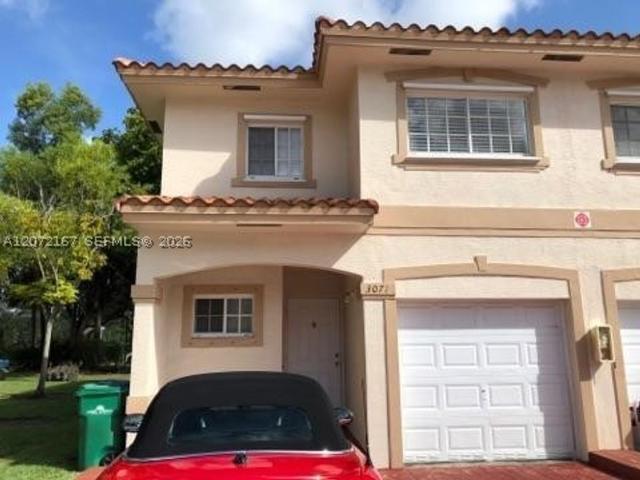 Luxury apartment complex for rent in Coral Springs, Florida