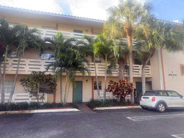 Luxury apartment complex for rent in Coral Springs, Florida