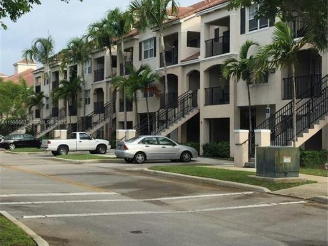 Luxury apartment complex for rent in Coral Springs, Florida