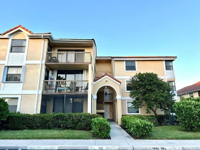 Luxury apartment complex for rent in Coral Springs, Florida
