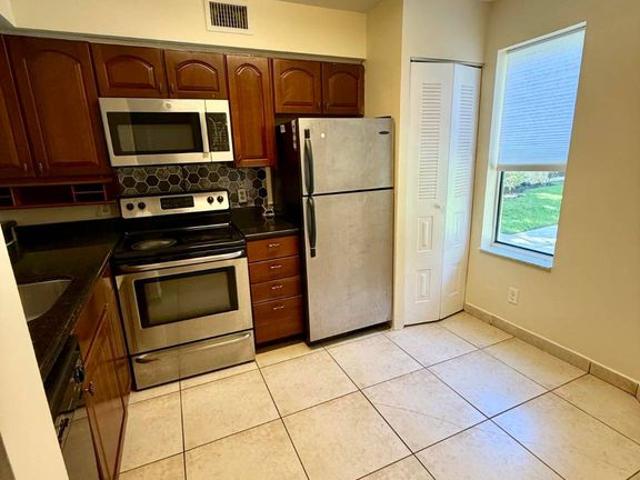 Luxury apartment complex for rent in Coral Springs, Florida