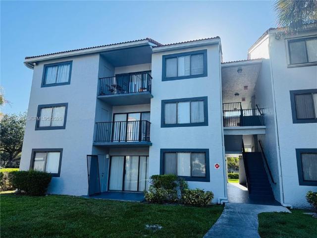 Luxury apartment complex for rent in Coral Springs, Florida
