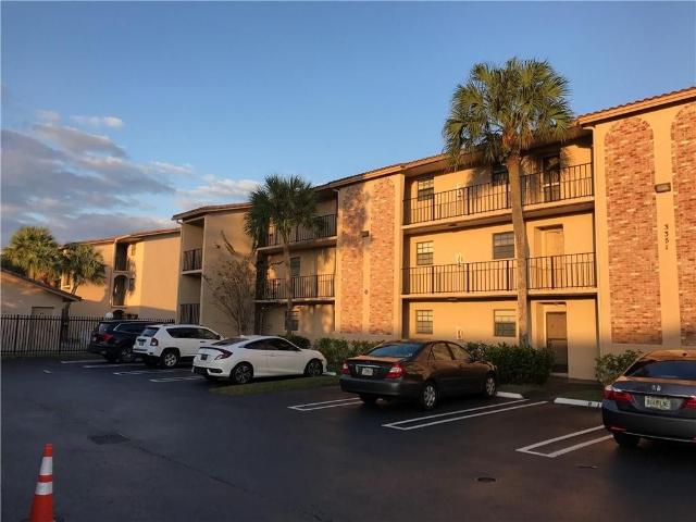 Luxury apartment complex for rent in Coral Springs, Florida