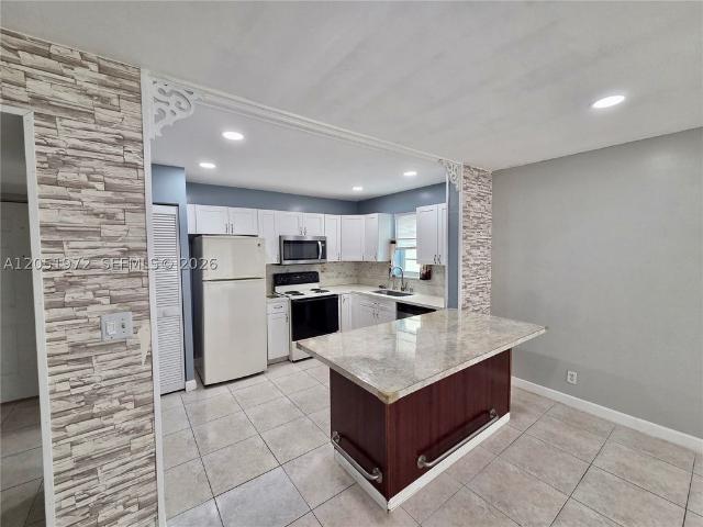 Luxury apartment complex for rent in Coral Springs, Florida