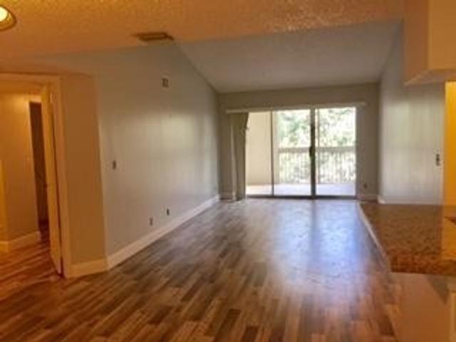 Luxury apartment complex for rent in Coral Springs, Florida