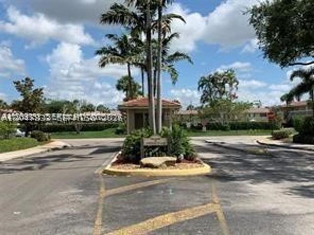 Luxury apartment complex for rent in Coral Springs, Florida