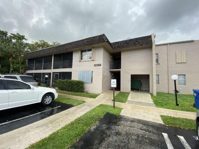 Luxury apartment complex for rent in Coral Springs, Florida