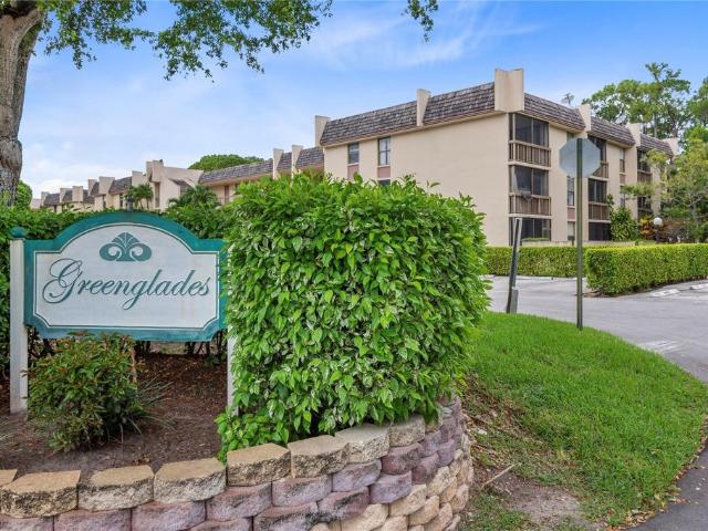 Luxury apartment complex for rent in Coral Springs, Florida