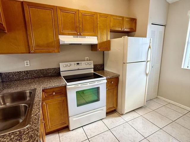 Luxury apartment complex for rent in Coral Springs, Florida