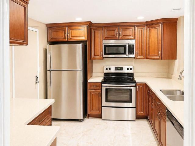 Luxury apartment complex for rent in Coral Springs, Florida