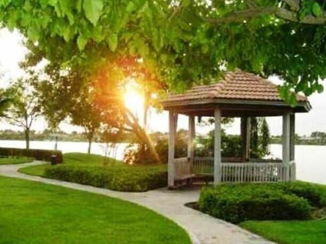 Luxury apartment complex for rent in Coral Springs, Florida