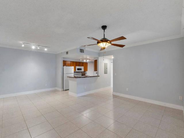 Luxury apartment complex for rent in Coral Springs, Florida