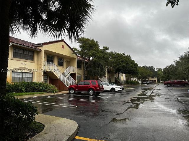 Luxury apartment complex for rent in Coral Springs, Florida