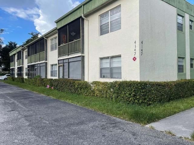 Luxury apartment complex for rent in Coral Springs, Florida