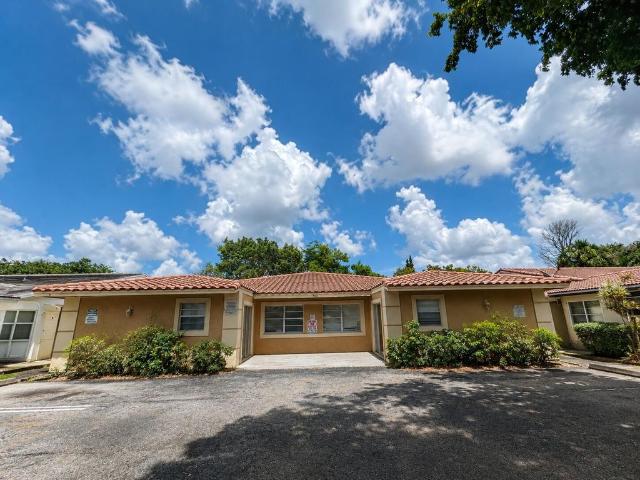 Luxury apartment complex for rent in Coral Springs, Florida