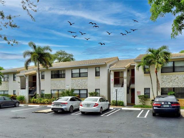Luxury apartment complex for rent in Coral Springs, Florida