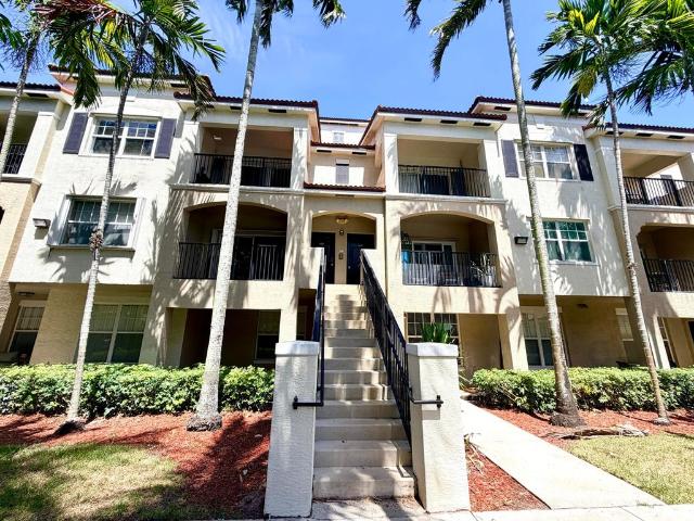 Luxury apartment complex for rent in Coral Springs, Florida