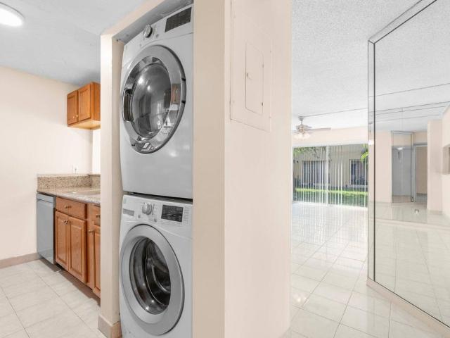 Luxury apartment complex for rent in Coral Springs, Florida