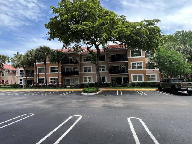Luxury apartment complex for rent in Coral Springs, Florida
