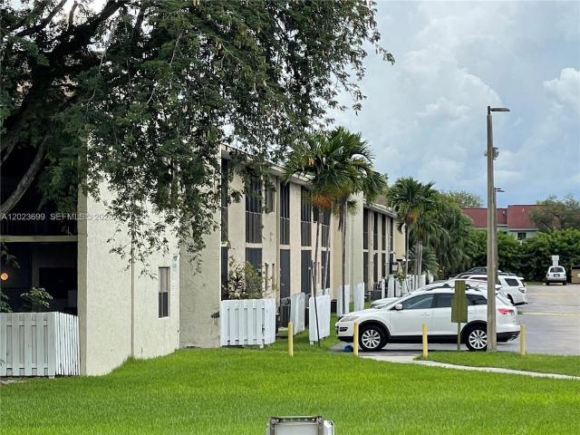 Luxury apartment complex for rent in Cutler Bay, United States