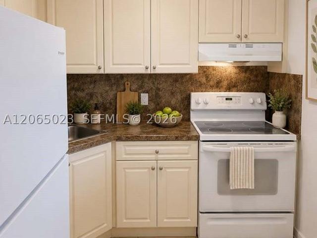 Luxury apartment complex for rent in Cutler Bay, United States