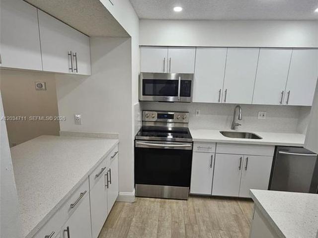 Luxury apartment complex for rent in Cutler Bay, United States